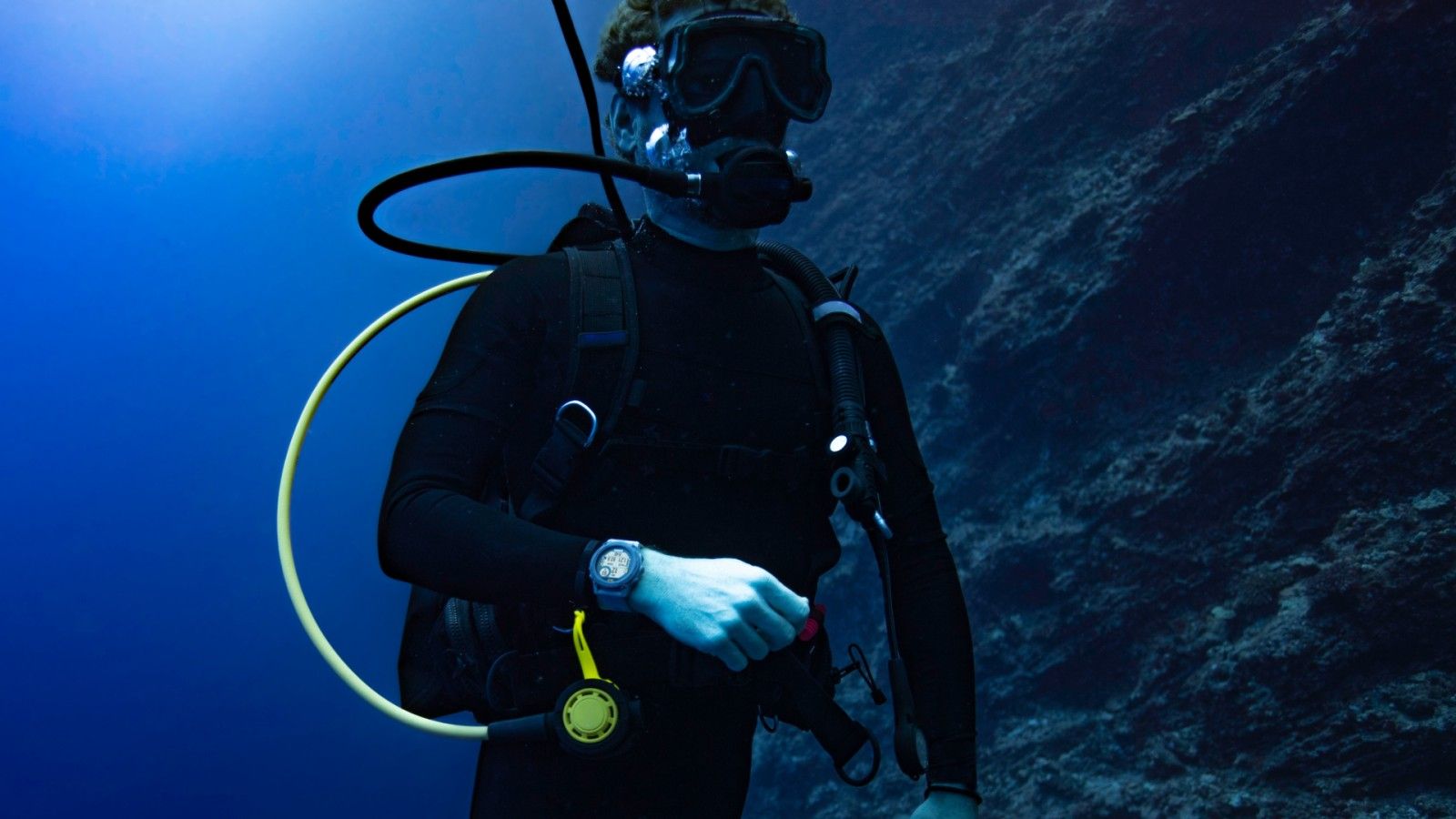 Garmin Descent G1 watch-style dive computer announced with rugged design and optional solar charging